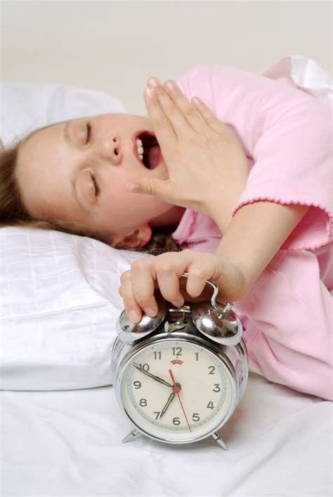 Acordando A Menina Imagem De Stock Imagem De Povos Cama 15867861
