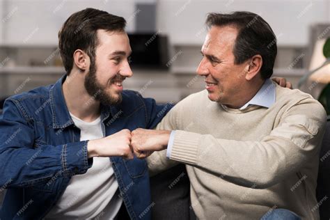 Pai E Filho Punho Batendo Na Sala De Estar Foto Grátis