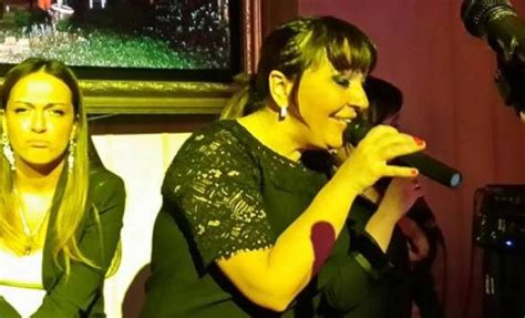 იუბილარი ინგა გრიგოლია სცენაზე ავიდა და პროფესიონალისთვის შესაშური ოსტატობით იმღერა ვიდეო