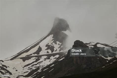 프로방스알프코트다쥐르 지역 에크랭 국립공원 브리앙송 미조엔 락 뒤 샹봉 알프스의 도로를 달리는 캠핑카 여행 프랑스 0명에 대한