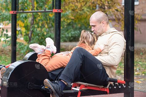 一家人走在城市的户外运动场地上