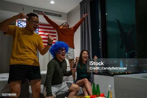 집에서 함께 Tv로 전국 스포츠 경기를 관람하고 응원하는 아시아 인들의 친구들 Tv 보기에 대한 스톡 사진 및 기타 이미지 Tv 보기 가정 생활 가족 Istock