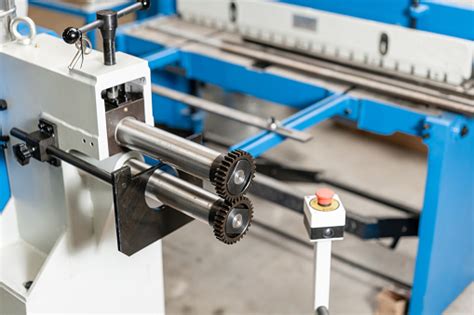 생산 롤링 도구 전기 기계 환기 및 배수 구에 대 한 생산 판금 용 공구 및 벤딩 장비 매장 내 제조 또는 시연 스탠드 건설 기계류에 대한 스톡 사진 및 기타 이미지