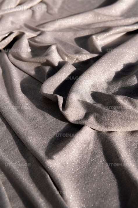 유토이미지 반짝반짝 빛나는 실크 소재의 옷감