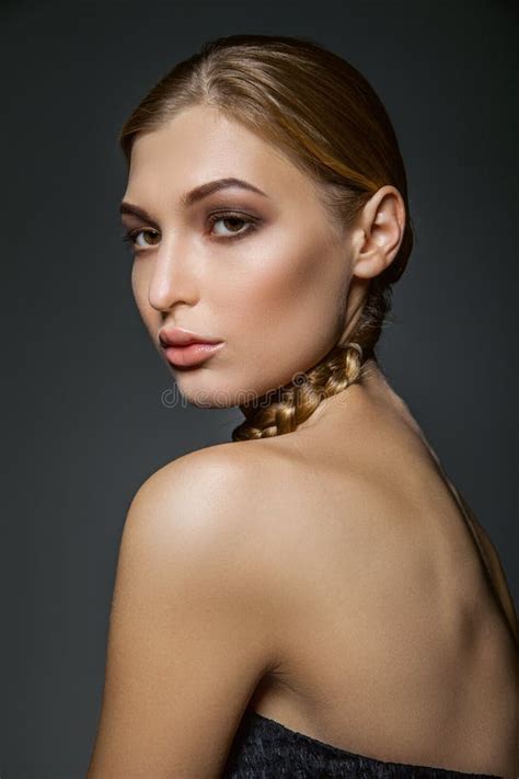 Конец вверх чувственной модели с розовыми губами и глазами закрыл Стоковое Изображение