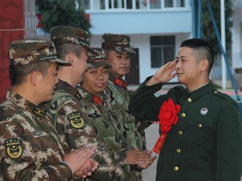 緝毒戰士最後軍禮 雲南臨滄公安邊防退伍士官淚別警營 每日頭條