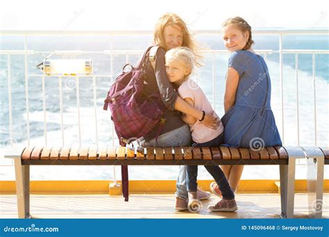Fam Lia Na Balsa Foto De Stock Imagem De Mochila Alegria