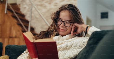 집에서 소파에 앉아 책을 읽는 젊은 여성의 사진 사진 Unsplash의 한 사람 이미지