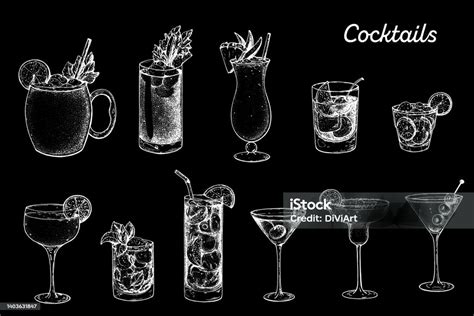 알코올 칵테일 손으로 그린 벡터 일러스트레이션 스케치 집합입니다 모스크바 뮬 피 묻은 메리 피나 콜라다 구식 카이피로스카 다이키리 민트 줄렙 긴 섬 아이스 티 맨해튼 마가