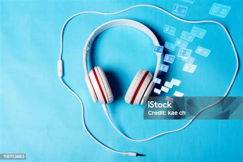 기술 배경에 흰색 빨간색 음악 헤드폰 파란색 배경에 컴퓨터 Notbook 즐거운 휴일 보내세요 0명에 대한 스톡 사진 및 기타