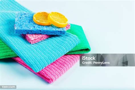 봄 청소 제품 및 장비 옷 레몬의 조각으로 수 세미 스폰지의 스택 청소 하는 청소부 0명에 대한 스톡 사진 및 기타 이미지 0명 가사 집안일 가정 생활 Istock
