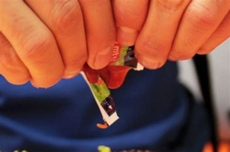 매장서 햄버거 먹을 때 광고지에 케첩 짜놓는다면 주의