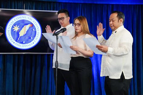 Presidential Communications Office Secretary Cheloy Velicaria Garafil Administers The Oath Of