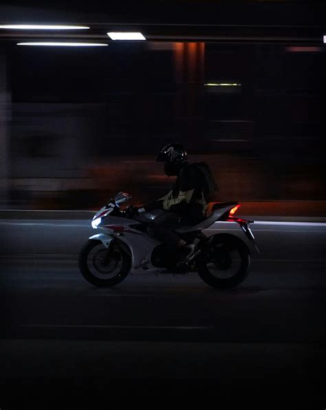 有关交通 充滿活力 公共标志 冒險 動態 历史名城 圓石 坎帕尼亚 城市 城市建筑 城市探索 城市生活 夜晚的 夜生活 安全 市中心 市容 年轻的成年人