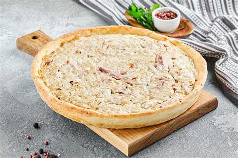 베이컨과 치즈를 곁들인 파이를 엽니다 회색 돌 배경에 치즈가있는 키쉬 로레인 돌 테이블에 프랑스 파이 Ala Kishin 소박한 스타일 나무 보드에 키쉬 로레인이있는 미적