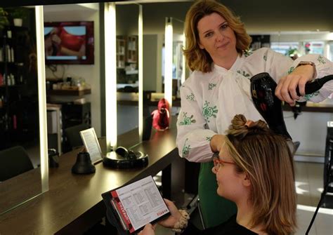 Elien 37 Brengt Kapperszaak Kreatos Terug Naar Lier “zaakvoerder
