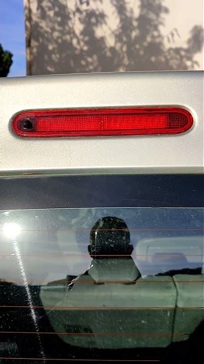 Remplacement De Lampoule Du 3e Feu Stop Sur Un Renault Kangoo Youtube