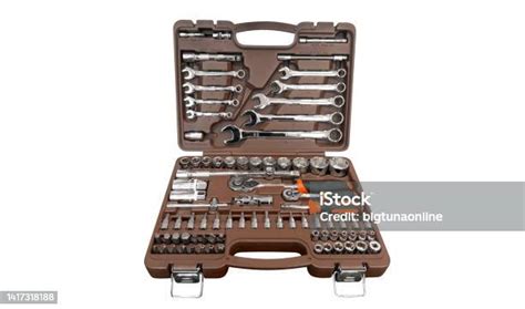 자동차 서비스를위한 역학 도구 세트 흰색 배경에 고립 된 자동차 수리를위한 범용 도구 세트 자동차 용 도구 키트 다양한 금속