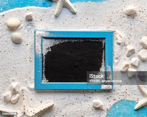 모래와 바다 조개 불가사리 돌 단색 흰색 청록색 블루 플랫 레이 복사 공간 건조한에 대한 스톡 사진 및 기타 이미지 건조한 계절 공란 Istock
