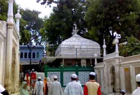 صریرِ خامۂ وارث امیر خسرو کی ایک غزل ابر می بارَد و من می شَوَم از