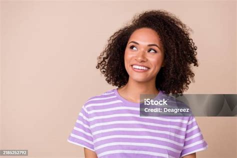 젊은 매력적인 여자 착용 줄무늬 티셔츠 보기 빈 공간 긍정적 인 미소 이빨 새로운 정보 베이지 색 배경에 고립 된 근접 촬영 사진 20 24세에 대한 스톡 사진 및 기타