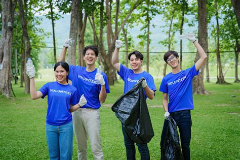 다양한 국적의 자원 봉사자들이 연대를 보여주고 개인 시간을 기부하고 공공 공원의 오염을 줄이기 위해 재활용 할 플라스틱 폐기물을