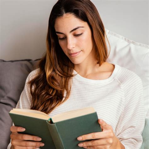 Imágenes De Gente Leyendo Libros Descarga Vector De Conjunto De
