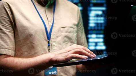 Cerca Arriba De Sistema Administrador Utilizando Ordenador Portátil A