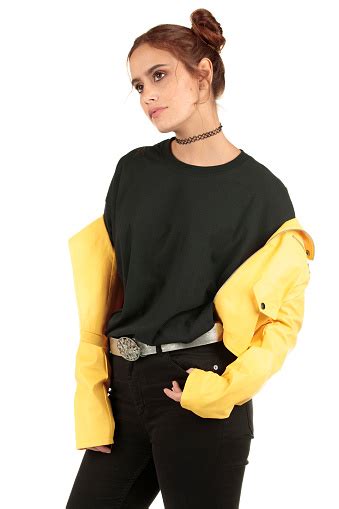 밝은 색상 노란 바이 커 재킷과 빈 블랙 Xl이 여성 태도 거리 착용 T셔츠 모델에 티 T 셔츠에 대한 스톡 사진 및 기타 이미지 T 셔츠 가냘픈 가죽 Istock