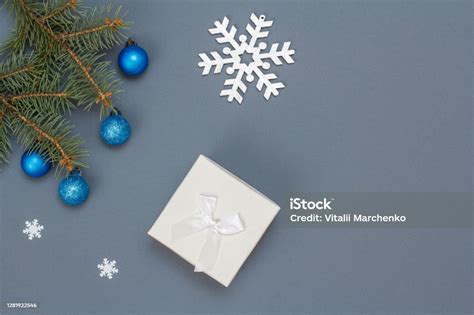 선물 상자 장난감 공이있는 전나무 나뭇 가지 회색 배경에 눈플래클 0명에 대한 스톡 사진 및 기타 이미지 0명 12월