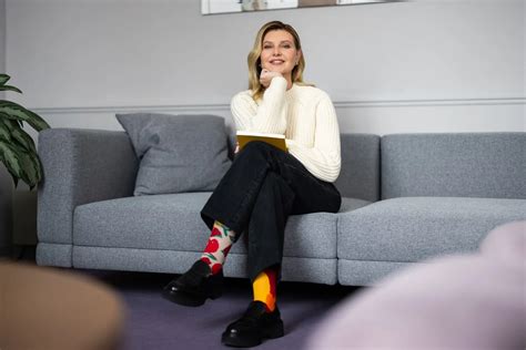 Олена Зеленська одягнула різні кольорові шкарпетки чим особливий образ першої леді Fashion