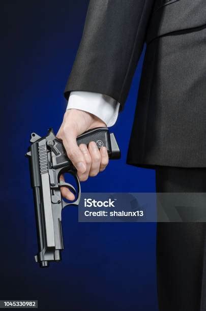 총기 및 보안 주제 고립 된 스튜디오에 진한 파란색 배경에 총을 들고 검은 양복에 남자 겨냥에 대한 스톡 사진 및 기타 이미지 겨냥 경호 권총 Istock
