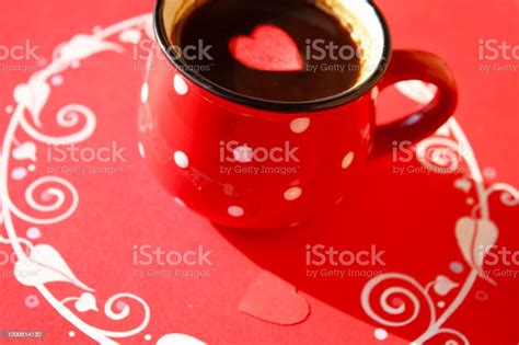 빨간 장식 배경 발렌타인 데이에 빨간 종이 하트와 검은 커피 오프 커플 목재 재료에 대한 스톡 사진 및 기타 이미지 목재 재료 사랑 사진 이미지 Istock
