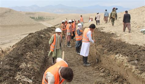 لغمان کې په ۵۵ رغنیزو پروژو کې زرګونه کسان په کار بوخت دي آمو ټلویزیون