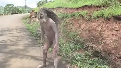 Nackt Am Gleis Des Bahnhofs Blankziehen Großer Behaarter Schwanz