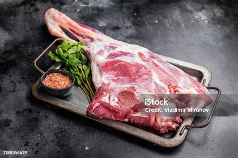 익히지 않은 양고기 다리 생 유기농 양고기 검은 배경 상의 View 0명에 대한 스톡 사진 및 기타 이미지 0명 감정가 고기 Istock