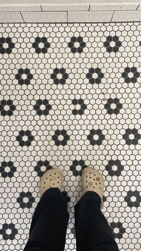 One Incorrect Tile In My Friends Bathroom Floor Rmildlyinfuriating