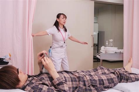 ワザと手コキのような陰部洗浄で暴発させて青年患者を虜にするおばさん看護師 アラフィフ美人看護師さん アダルト動画 ソクミル