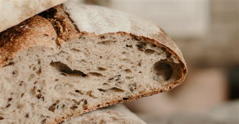 가정의 결정적 시기 곡물 구기다 구운 굽다 러스틱 맛 맛있는 먹을 수 있는 무더기 밀 바삭바삭한 반죽 베이커리 부드러운 빵 슬라이스 조각