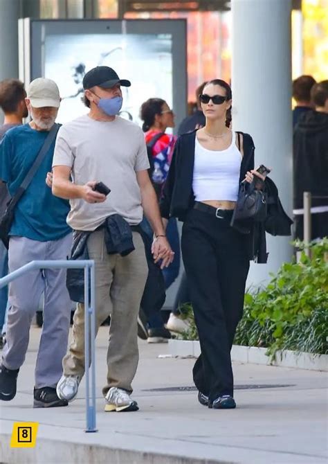 ლეონარდო დიკაპრიო და ვიტორია ჩერეტი ხელჩაკიდებულები ნიუ იორკის ქუჩებში შეყვარებულების