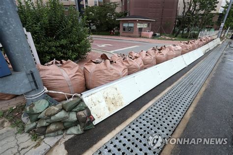 아파트 출입문에 세워진 차수벽 연합뉴스