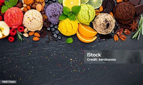 아이스크림 맛 볼 블루 베리 라임 피스타치오 아몬드 오렌지 초콜릿과 바닐라의 다양한 어두운 돌 배경에 설정 여름과 달콤한 메뉴