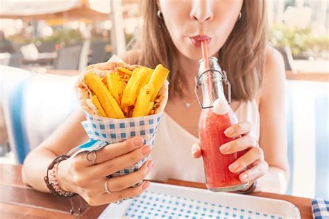 길거리 음식 카페에서 소녀는 피타와 맛있고 육즙이 자이로 먹는다 중동 요리 컨셉 길거리 음식에 대한 스톡 사진 및 기타 이미지 길거리 음식 그리스 그리스 문화