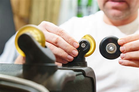 여행 가방의 오래된 지워진 바퀴를 새 바퀴로 교체하십시오 0명에 대한 스톡 사진 및 기타 이미지 0명 가방 개념 Istock