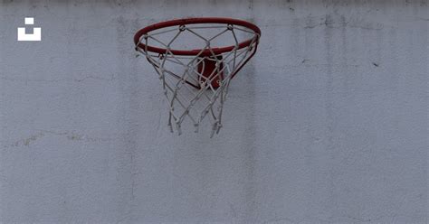 건물 옆에 매달린 농구 골대 사진 Unsplash의 무료 테 이미지