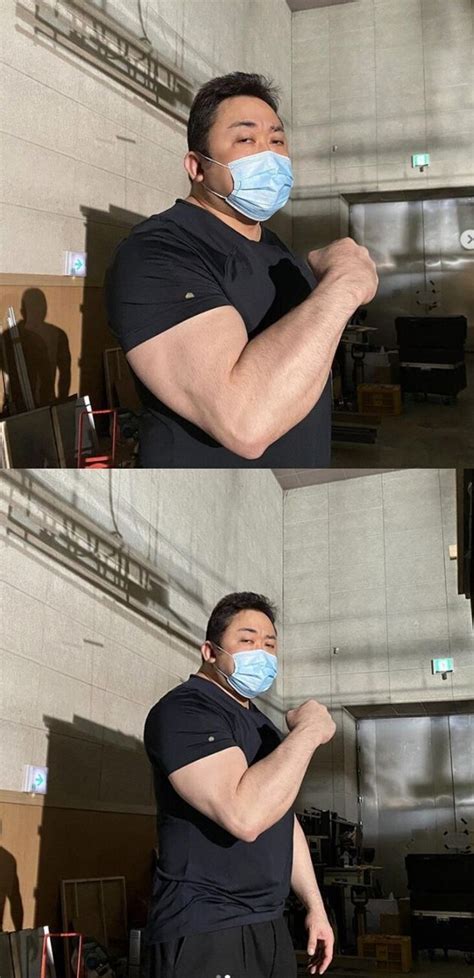 마동석이 범죄도시2 촬영 현장에서 공개한 팔뚝 사진은 역시 독보적이다 사진 허프포스트코리아