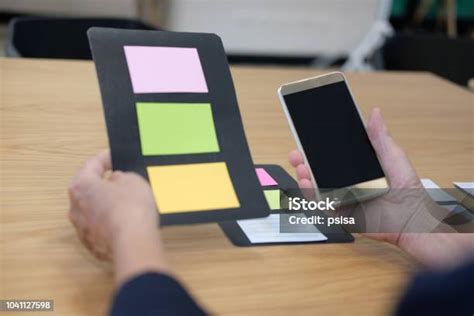 사용자 경험 Ux 디자이너 디자인 웹 스마트폰 레이아웃에 모바일 응용 프로그램을 계획 하는 Ui입니다 개발자는 비즈니스 프로토 타입 사용 개발에 대한 스톡 사진 및 기타