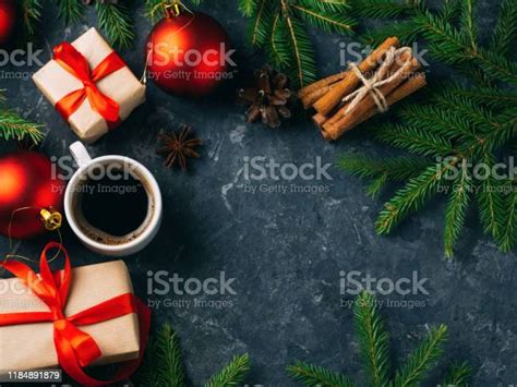 크리스마스 선물 상자와 가문비 나무 가지가있는 어두운 돌 테이블에 향기로운 커피 잔 휴일 아침 및 선물 복사 공간 0명에 대한 스톡 사진 및 기타 이미지 Istock