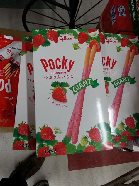 Pocky Universe Giant Strawberry Pocky