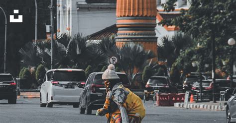 도시에서 길을 건너는 사람 사진 Unsplash의 무료 메 단 이미지